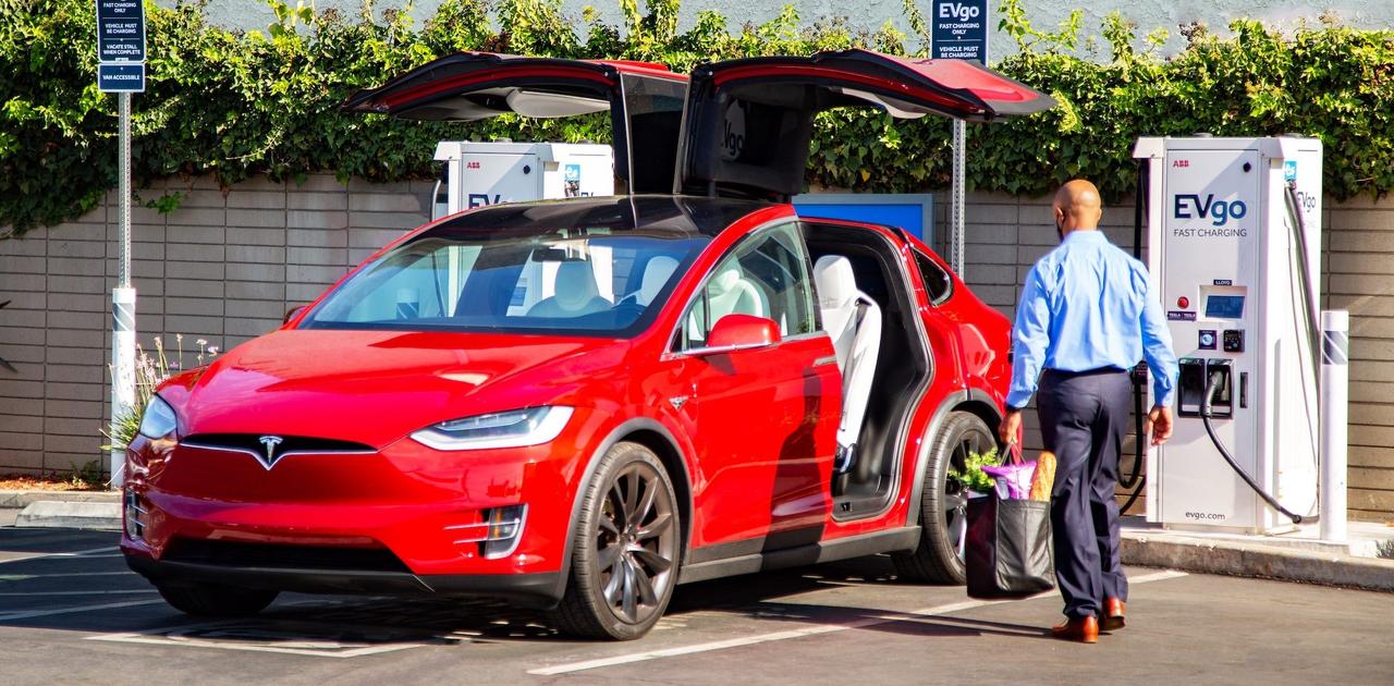 EVメーカーはそろそろ充電設備のことを真剣に考え始めるべきだろう | Business Insider Japan