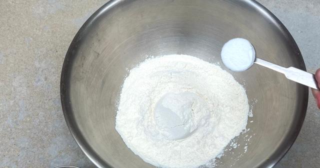 イギリスのレジェンドお菓子研究家のお気に入り「レモン・ドリズル・トレイ・ベイク」を作ってみた | Business Insider Japan