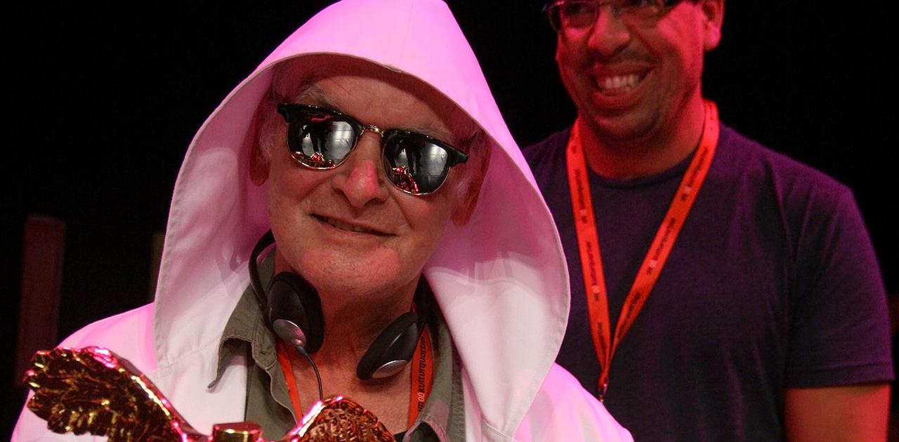 ジョー・デイヴィス：遺伝子レベルの芸術を探る、バイオアートのゴッドファーザー | FUZE