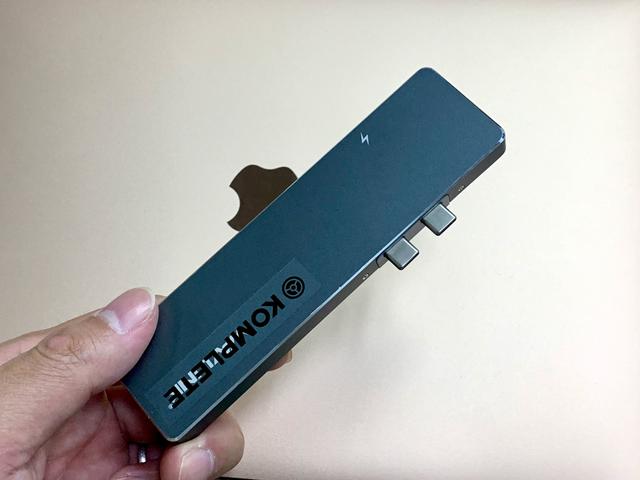 MacBook Pro用の2本挿しUSB-Cハブ、新型MacBook Airにささる?さ MacBook Pro用の2本挿しUSB-Cハブ、新型MacBook Airにささる?さ