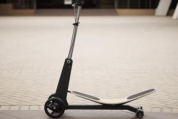 バナナ型スケボーを前後に漕いで進むキックボード。楽しそうだけど交通公園で見たような？ | ギズモード・ジャパン