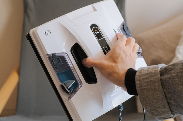 面倒な窓拭きは自動化しよう! 窓掃除ロボ「HOBOT-2S」を使って 面倒な窓拭きは自動化しよう! 窓掃除ロボ「HOBOT-2S」を使って