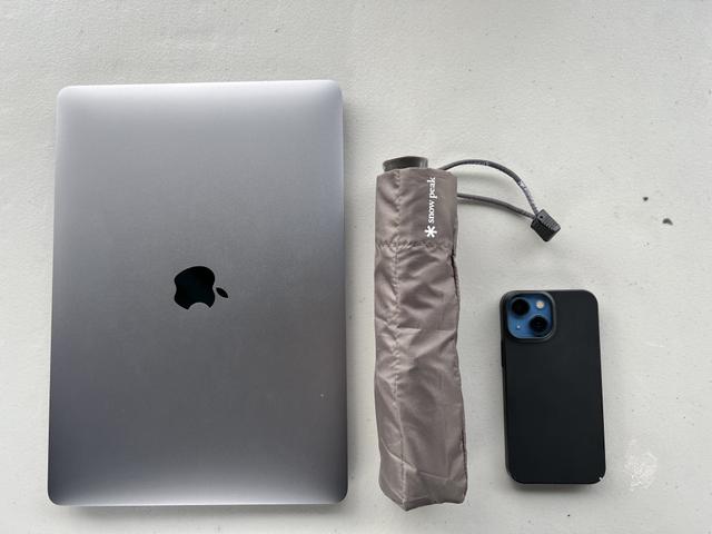 iPhone 13よりも軽い。スノーピークの折りたたみ傘は本当に毎日 iPhone 13よりも軽い。スノーピークの折りたたみ傘は本当に毎日