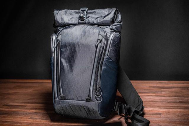 軽量かつ強度もばっちりなハイテク素材。 ワンショルダーでたっぷり入る16Lのスリングバッグ | ギズモード・ジャパン