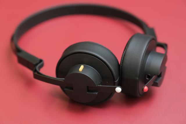 持っているだけでワクワクする｡Teenage Engineeringのヘッドホンはおもちゃみたいなかわいさがあるな〜 | ギズモード・ジャパン