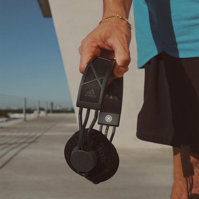光で充電するから無限に使える、アディダスのソーラーヘッドホンが日本上陸。 | ギズモード・ジャパン