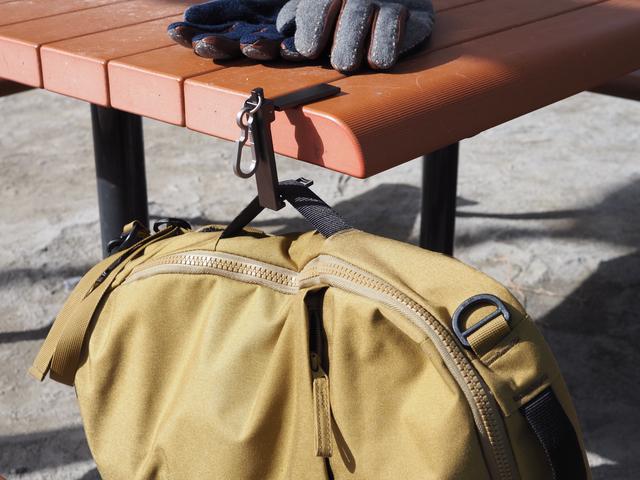 バッグを地べたに置きたくない派に贈る、多機能バッグハンガー | ギズモード・ジャパン