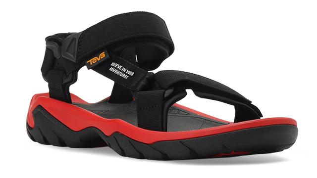 高機能アウトドアサンダル｢Teva｣が人気のダウンメーカーとコラボ | ギズモード・ジャパン