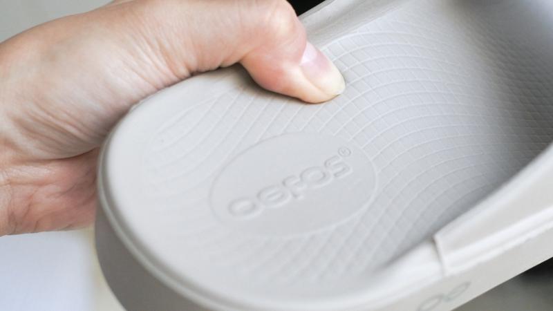その1歩が気持ちいいと評判のリカバリーサンダル。普段使いできる2タイプを比較！ | ギズモード・ジャパン