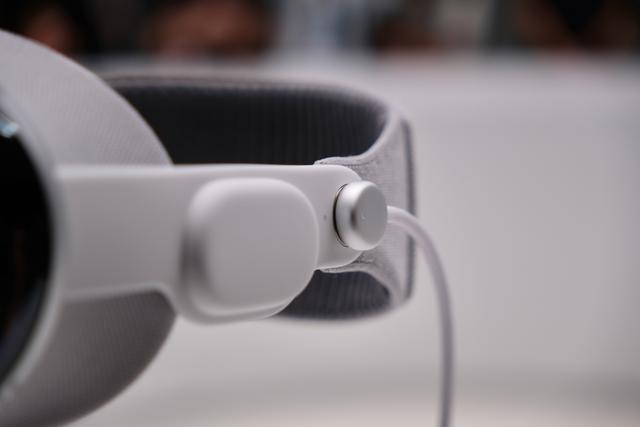 初のVision Pro用アクセサリは｢バッテリークリップ｣らしい | ギズモード・ジャパン