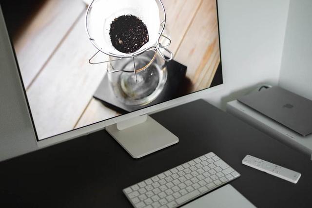 もうテレビはいらない。VOD視聴できて仕事にも使えるモニター | ギズモード・ジャパン