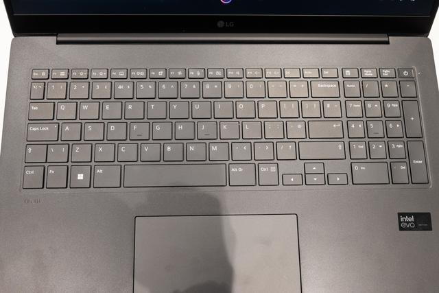 薄くて軽くてパワフルで大画面。LG gram Proがとっても魅力的だった | ギズモード・ジャパン