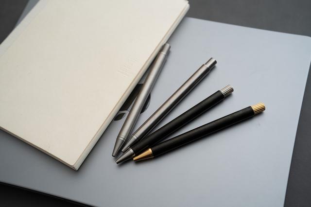 レス・イズ・モアを体現。素材の良さで勝負したシンプル仕立てのフルチタン高級ボールペン｢TP1-V2｣を使ってみた | ギズモード・ジャパン