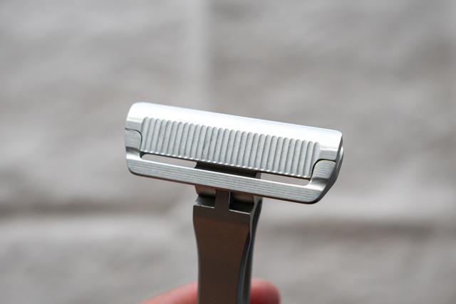 アルミ削り出しのクールなデザイン。ランニングコストも抑えられる1枚刃シェーバー｢PROOF Razor｣を試してみた | ギズモード・ジャパン