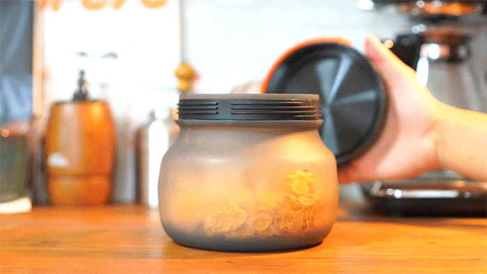 柔らかいのはなにかと便利。落としても安心なシリコンキャニスター｢Flexi Jar V2｣を試してみた | ギズモード・ジャパン