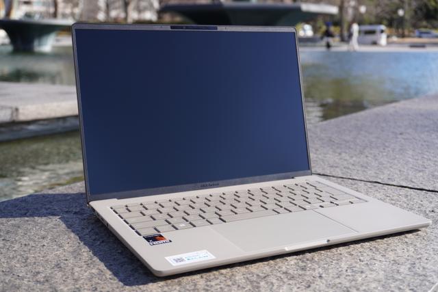 MacBook “Air”を使ってる人は「899gの軽量ノートPC」をどう感じる MacBook “Air”を使ってる人は「899gの軽量ノートPC」をどう感じる