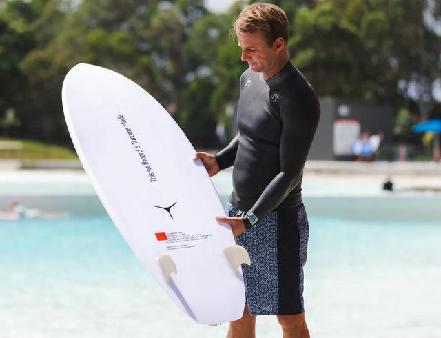 風力発電の羽根をリサイクル。軽くて強いサーフボードを作る試み | ギズモード・ジャパン