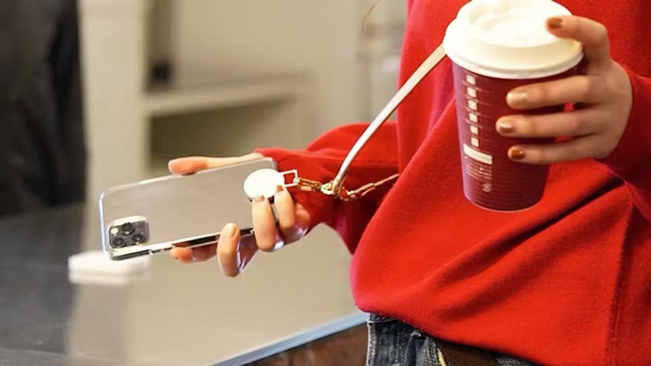 もたつくスマホ決済にサヨナラ。片手で外せる｢MAGHOL｣登場！ | ギズモード・ジャパン