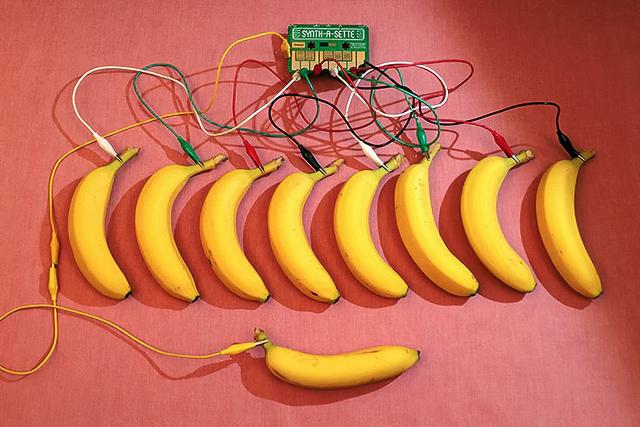 アンダー1万円でバナナが鳴った──触れて鳴らすカセット型シンセ｢Synth-a-Sette｣ | ギズモード・ジャパン
