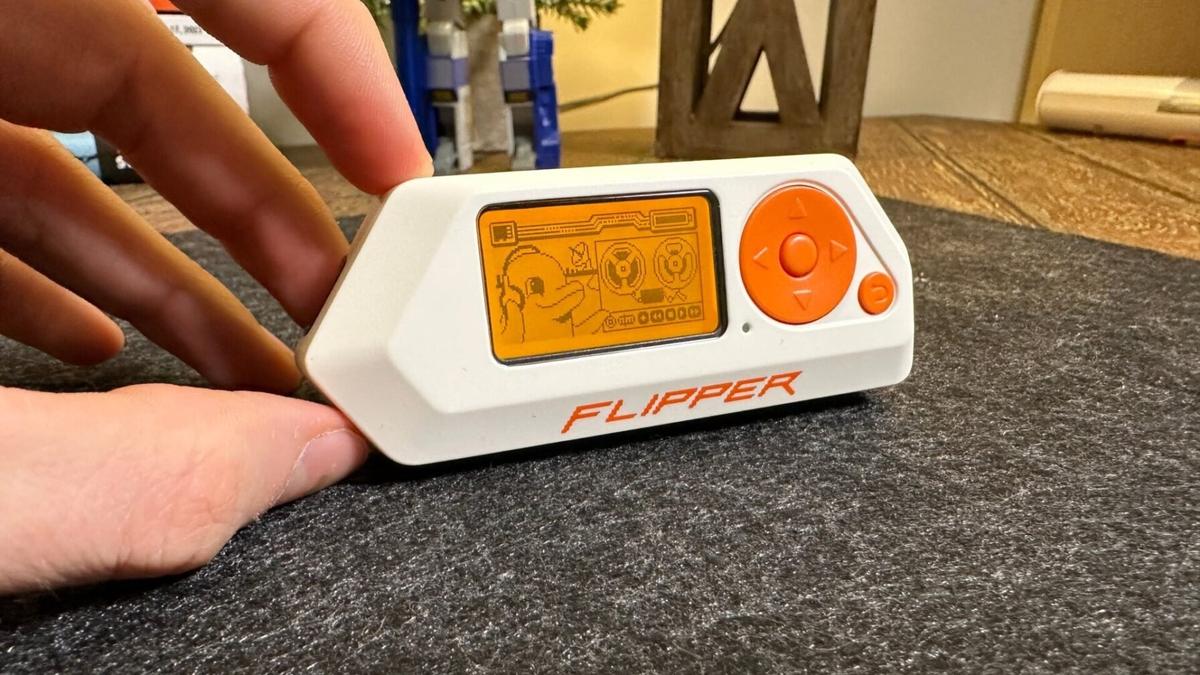 禁断のハッキング端末「Flipper Zero」、車両盗難に使われまくる | ギズモード・ジャパン