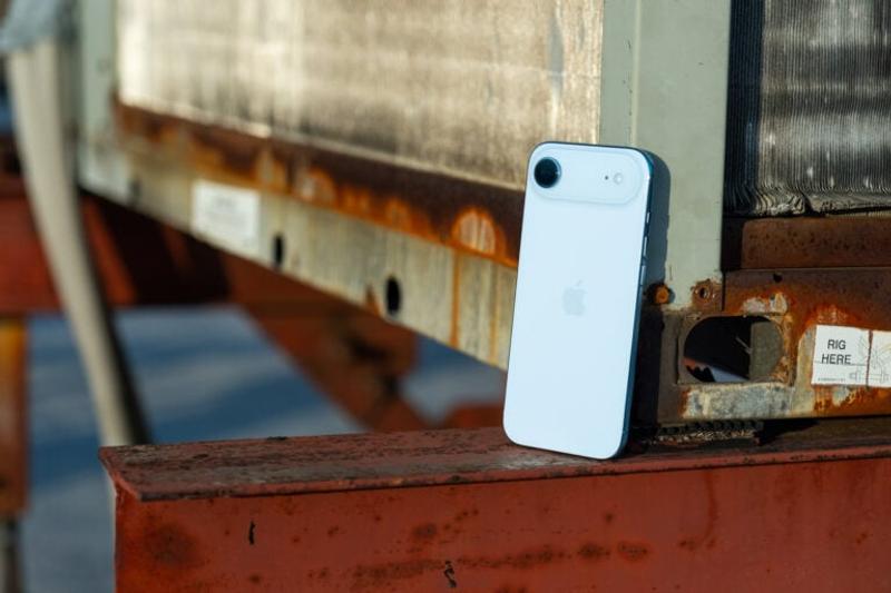 iPhone Air触れてみた。めちゃくちゃ薄くて軽いけど懸念はバッテリー | ギズモード・ジャパン