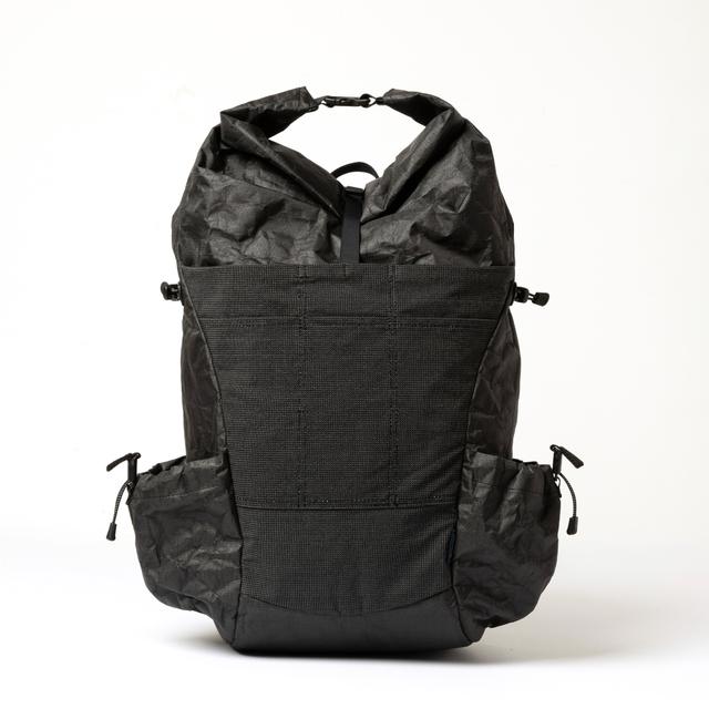 重さ420gで、強度は鉄の15倍。ロールトップの課題を克服したバックパック | ギズモード・ジャパン