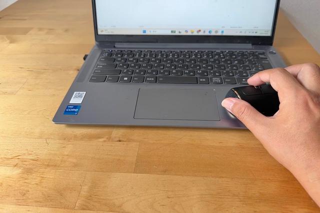 狭いテーブルでももう困らない！“指先サイズ”の進化系マウスが快適すぎた | ギズモード・ジャパン