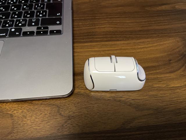 カフェの狭い机でもOK。ポケットに入る“仕事用マウス”、使ってみたら予想以上だった | ギズモード・ジャパン