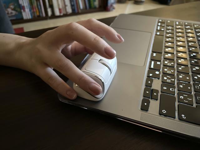 カフェの狭い机でもOK。ポケットに入る“仕事用マウス”、使ってみたら予想以上だった | ギズモード・ジャパン