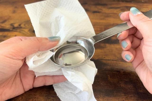 平たくて浅い約600円の超シンプルなスプーンが、料理効率をアップしてくれる理由 | ギズモード・ジャパン