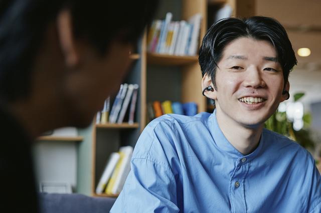 通話も会議も対面も、すべてシームレスに。JBLの｢カフ型｣イヤホンが最強の相棒 | ギズモード・ジャパン