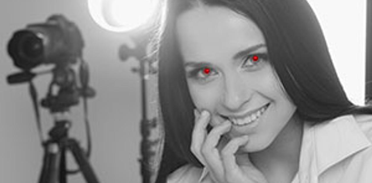 写真撮影で赤目になってしまう理由と赤目を防ぐ方法 | ライフハッカー・ジャパン