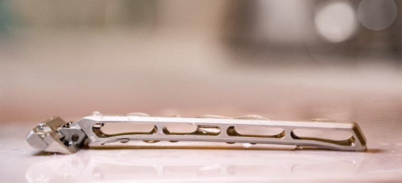 1枚刃で長期コスパも良し！ 肉抜きアルミボディもスタイリッシュなシェーバー「High Proof Razor」 | ライフハッカー・ジャパン