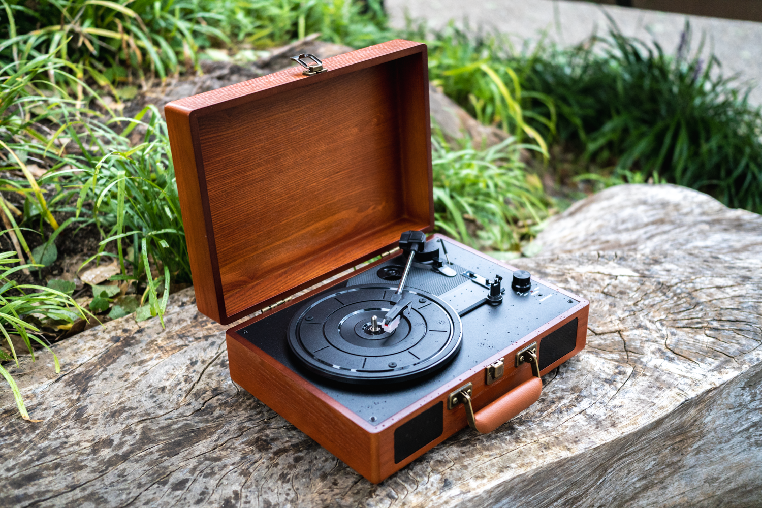 オールインワン機能で初心者にも使いやすいね！ ヴィンテージ風のデザインも素敵なレコードプレイヤー「OTOBAKO」を試してみた | ライフハッカー・ジャパン