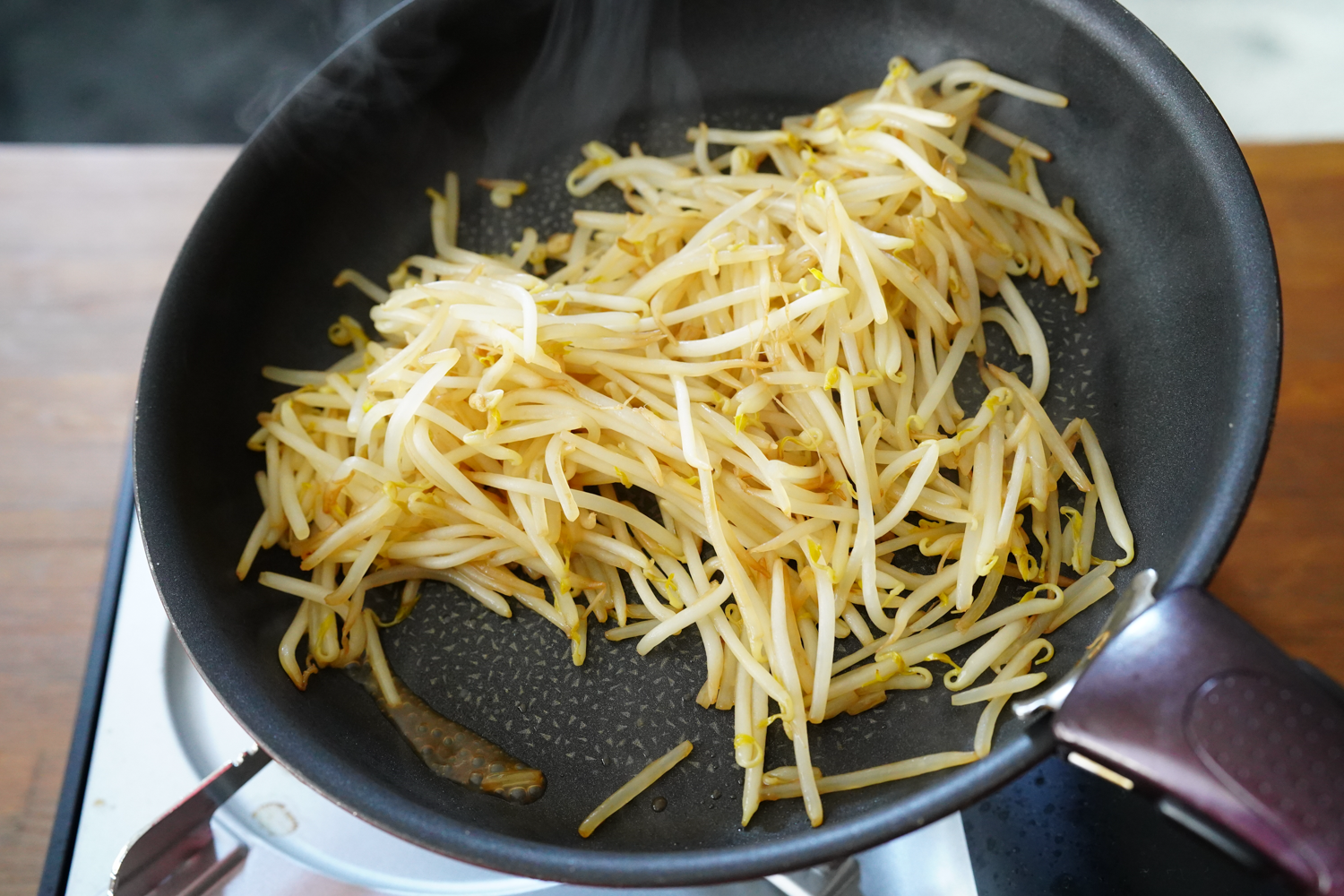 高い熱伝導率で料理の腕が1段上がりそう！ 使いやすさも考慮された本格鉄フライパン「JUNTETSUとTETSU」を使ってみた | ライフハッカー・ジャパン