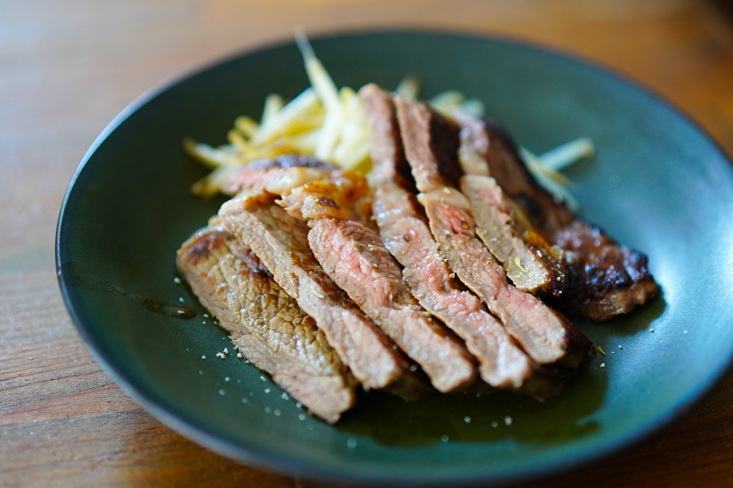 高い熱伝導率で料理の腕が1段上がりそう！ 使いやすさも考慮された本格鉄フライパン「JUNTETSUとTETSU」を使ってみた | ライフハッカー・ジャパン