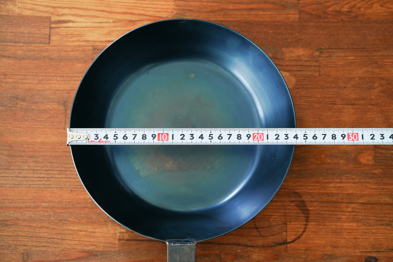 高い熱伝導率で料理の腕が1段上がりそう！ 使いやすさも考慮された本格鉄フライパン「JUNTETSUとTETSU」を使ってみた | ライフハッカー・ジャパン