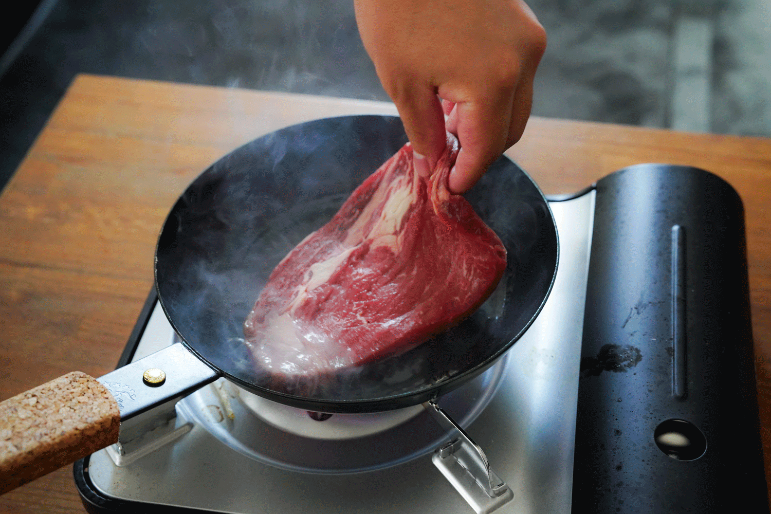 高い熱伝導率で料理の腕が1段上がりそう！ 使いやすさも考慮された本格鉄フライパン「JUNTETSUとTETSU」を使ってみた | ライフハッカー・ジャパン