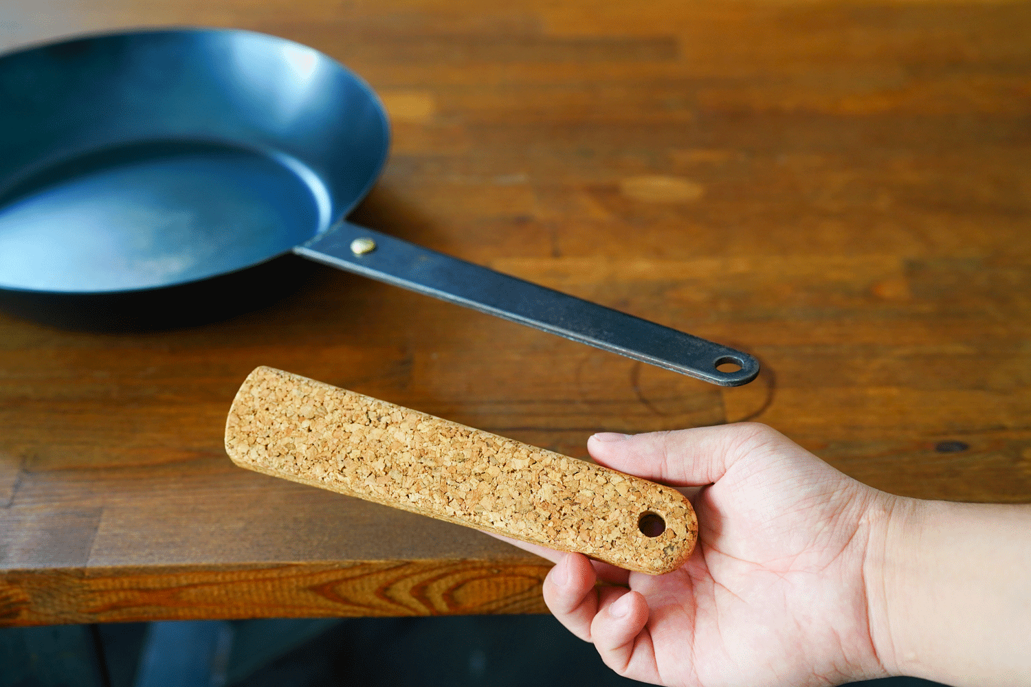 高い熱伝導率で料理の腕が1段上がりそう！ 使いやすさも考慮された本格鉄フライパン「JUNTETSUとTETSU」を使ってみた | ライフハッカー・ジャパン