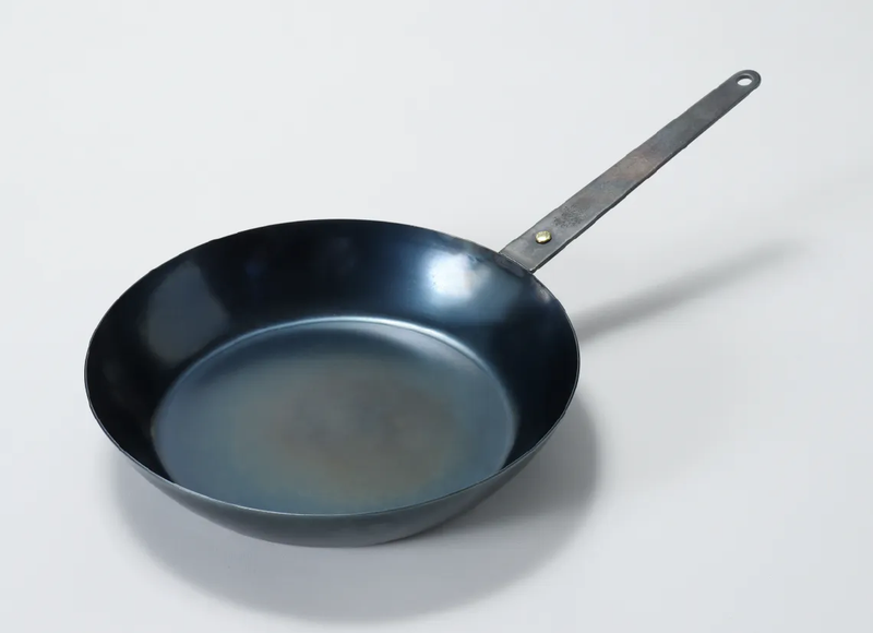 高い熱伝導率で料理の腕が1段上がりそう！ 使いやすさも考慮された本格鉄フライパン「JUNTETSUとTETSU」を使ってみた | ライフハッカー・ジャパン