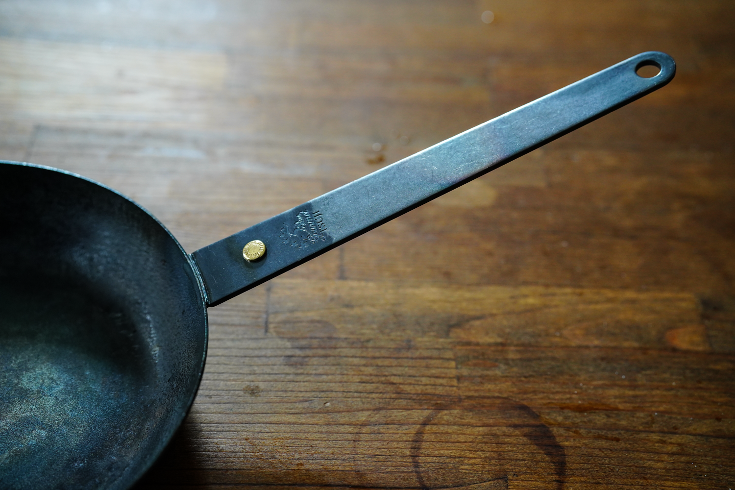 高い熱伝導率で料理の腕が1段上がりそう！ 使いやすさも考慮された本格鉄フライパン「JUNTETSUとTETSU」を使ってみた | ライフハッカー・ジャパン