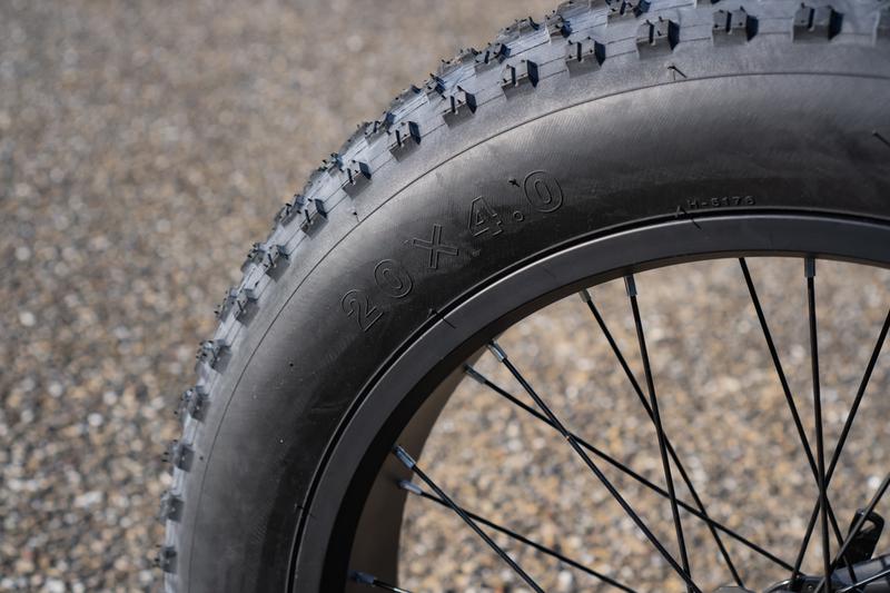 ゴツい見た目だけど実は快適な1台。バイクのようなワイルドさがユニークな折りたたみ式電動アシスト自転車「AWB02」に乗ってみた | ライフ ...