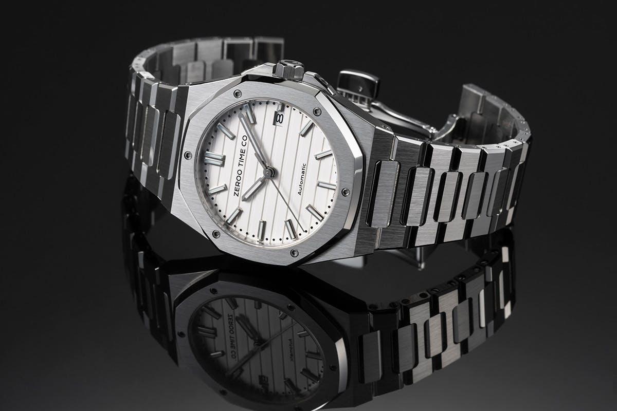 機械式腕時計の魅力を薄型ケースに凝縮。ライトにも着こなせる「ZEROO M5」 | ライフハッカー・ジャパン