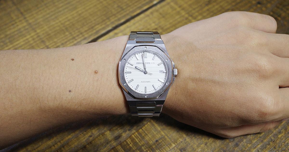 薄型機械式腕時計「ZEROO M5」を試してみたら、正統派でも汎用性の高いドレスウォッチだった | ライフハッカー・ジャパン