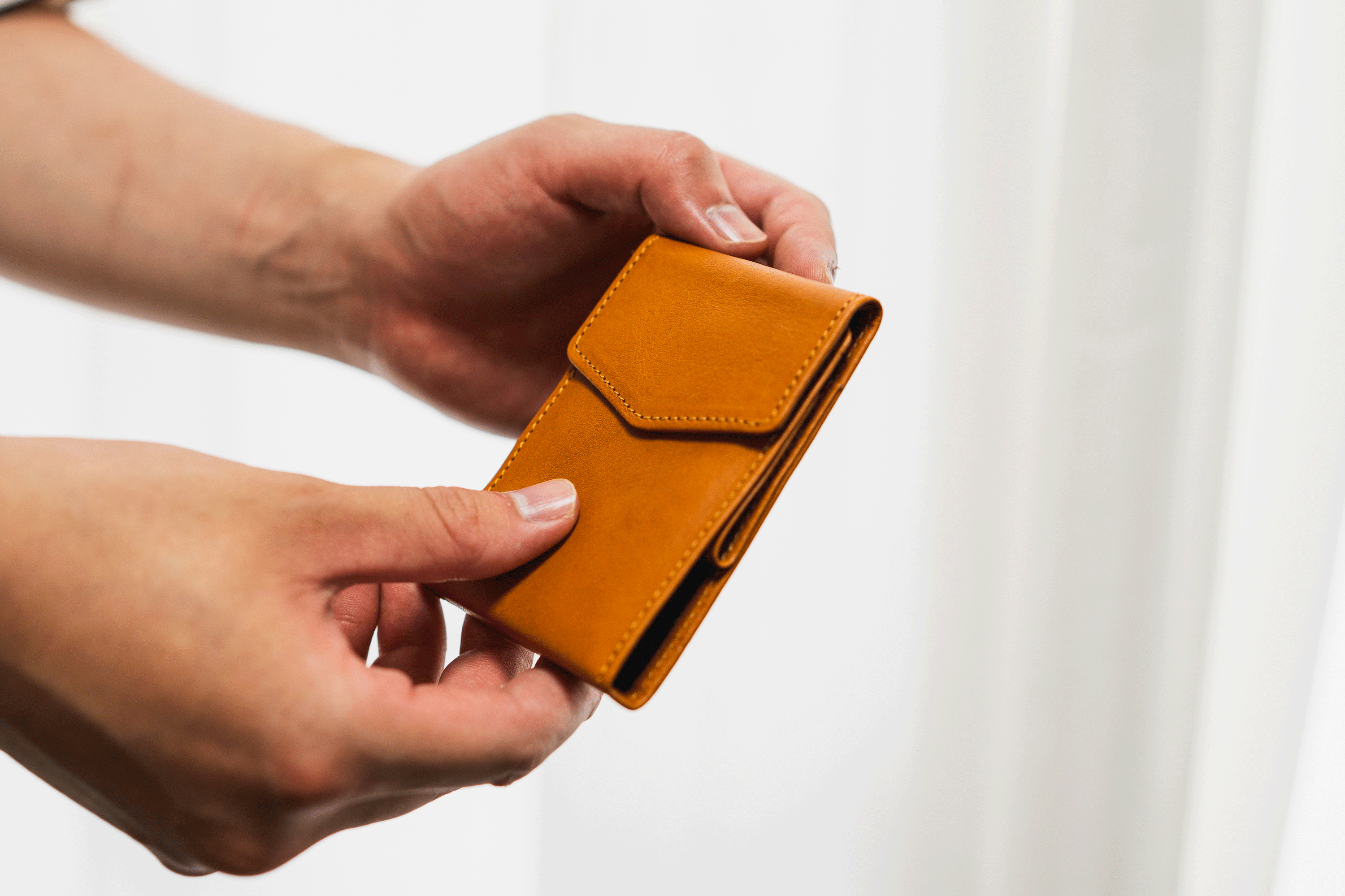 技アリ独自収納に注目！ 個性と使いやすさを両立した「扇形本革カードケース」を試してみた | ライフハッカー・ジャパン