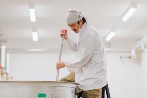 起業理由は「そこに酒瓶があったから」年間出生数100人以下の秋田の街を“クラフトサケ”で興す【稲とアガベ・岡住修兵】