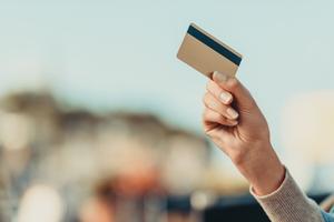 楽天ゴールドカードで利用できるラウンジ一覧。同伴者料金や回数制限について徹底解説