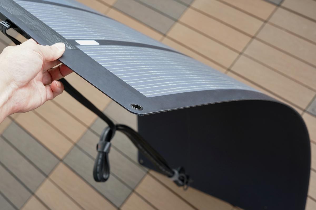 薄い、軽い、雨でも出しっぱなしOK。ソーラーパネルの常識が変わる「新・ポタ電ライフ」のはじめ方 | ライフハッカー・ジャパン