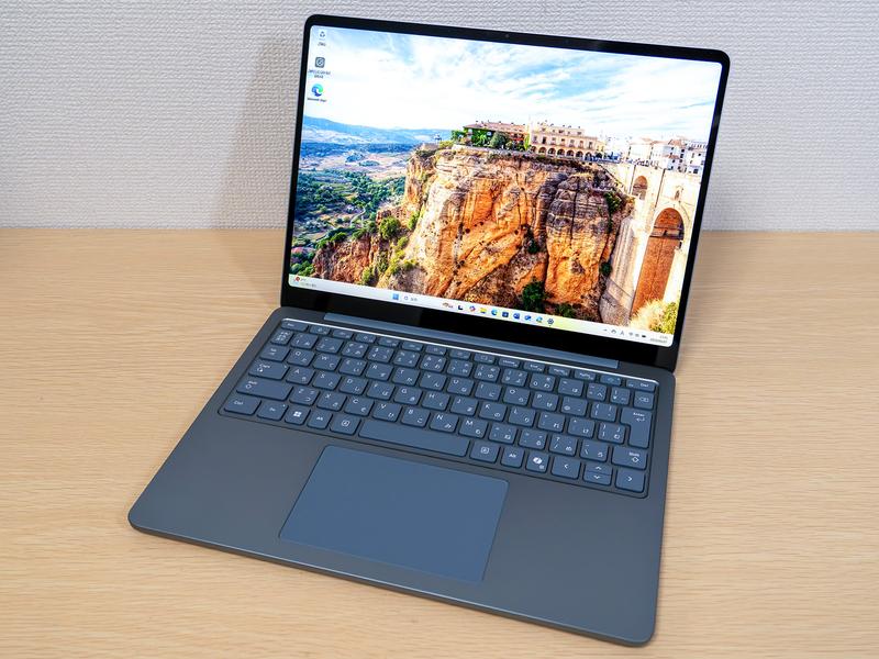 小型＆低価格化した「新Surface」実機レビュー：マイクロソフトの悲願「Copilot+ PC」普及への一歩に | Business ...