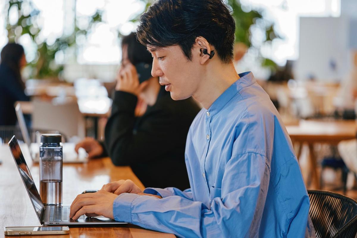 JBL「音漏れしないカフ型イヤホン」＝ながら聴きの最適解。音×快適の理想系、見つけた | ライフハッカー・ジャパン